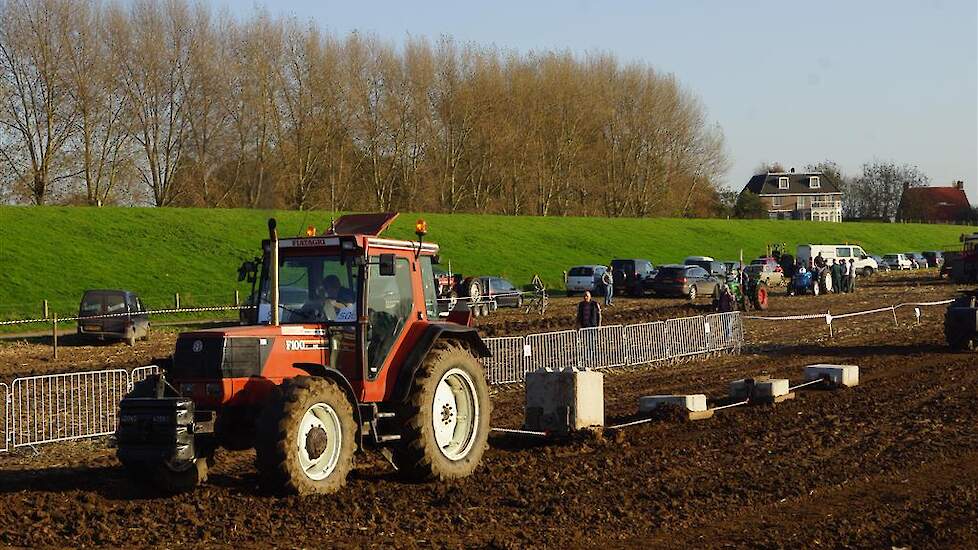 Video: Fiat F100 DT Winner met open pijp aan het beton slepen ...