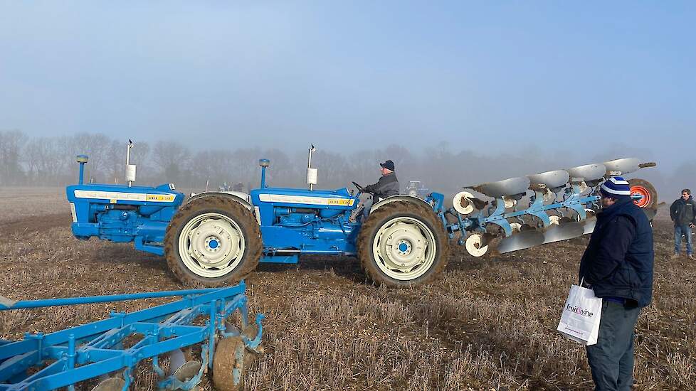 Video: Doe-tractors aan het ploegen op Ernest Doe-show 2023 in Engeland ...