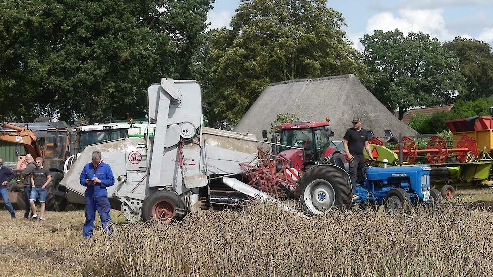 Video: laatste perceel tarwe in Westenesch ook in de zak | Trekkerweb ...